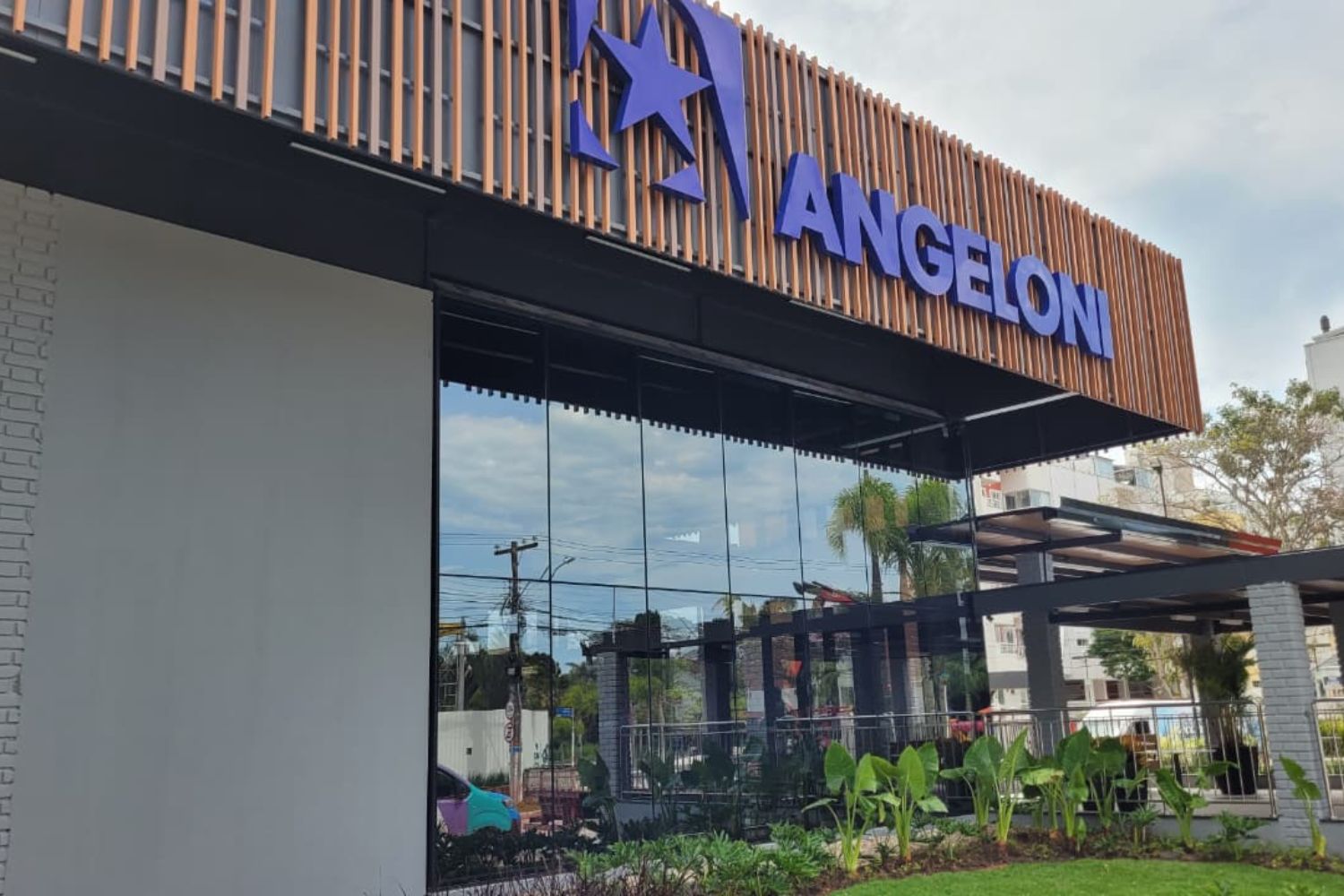 Jurerê Internacional (SC) recebe nova loja do Angeloni Supermercados ...